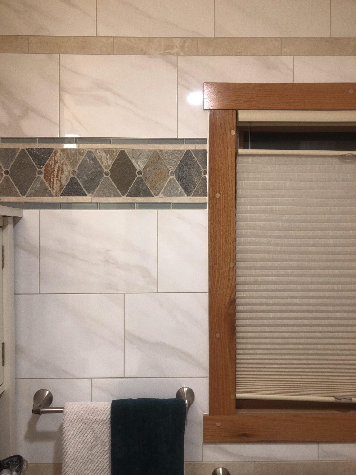 15 Small Rustic Bathroom Ideas to Stay Cozy In Winter - Romanticizing ...