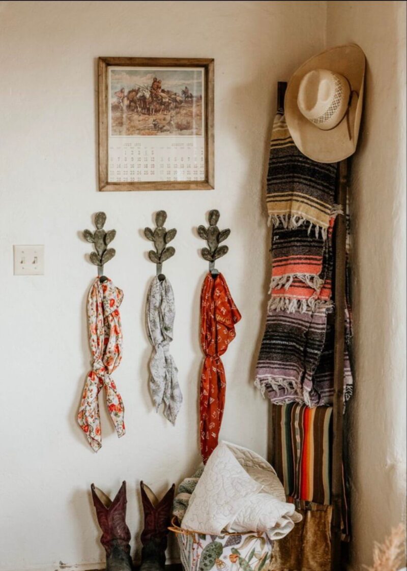 13 Unique Western Wall Decor Ideas to Add Country Charm - Romanticizing ...
