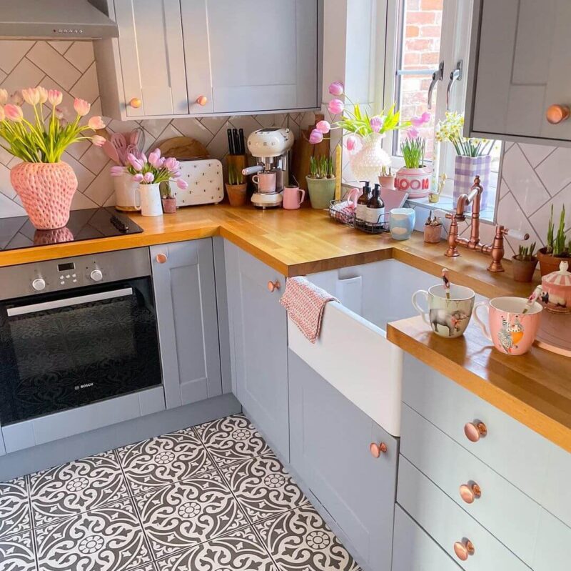 21 Beautiful Summer Kitchen Ideas for Small Kitchens - Romanticizing Rachel